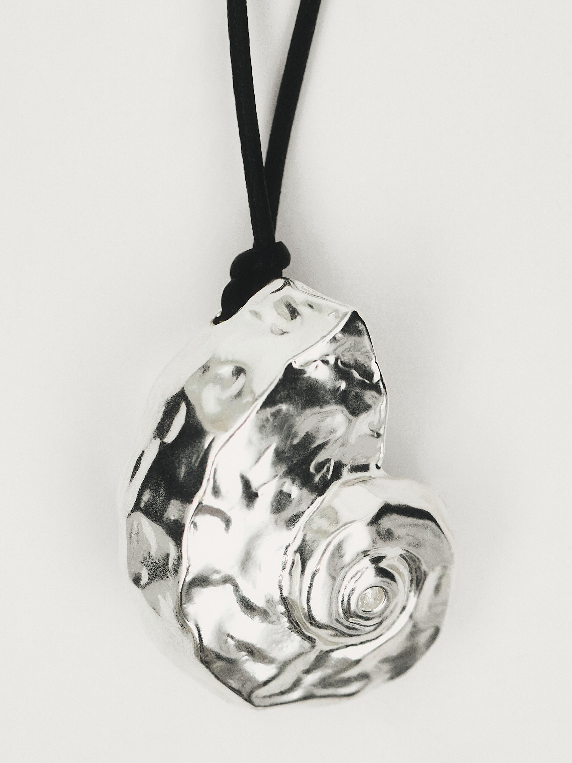 Collar Caracol Cordón Piel · Plata · Accesorios Massimo Dutti