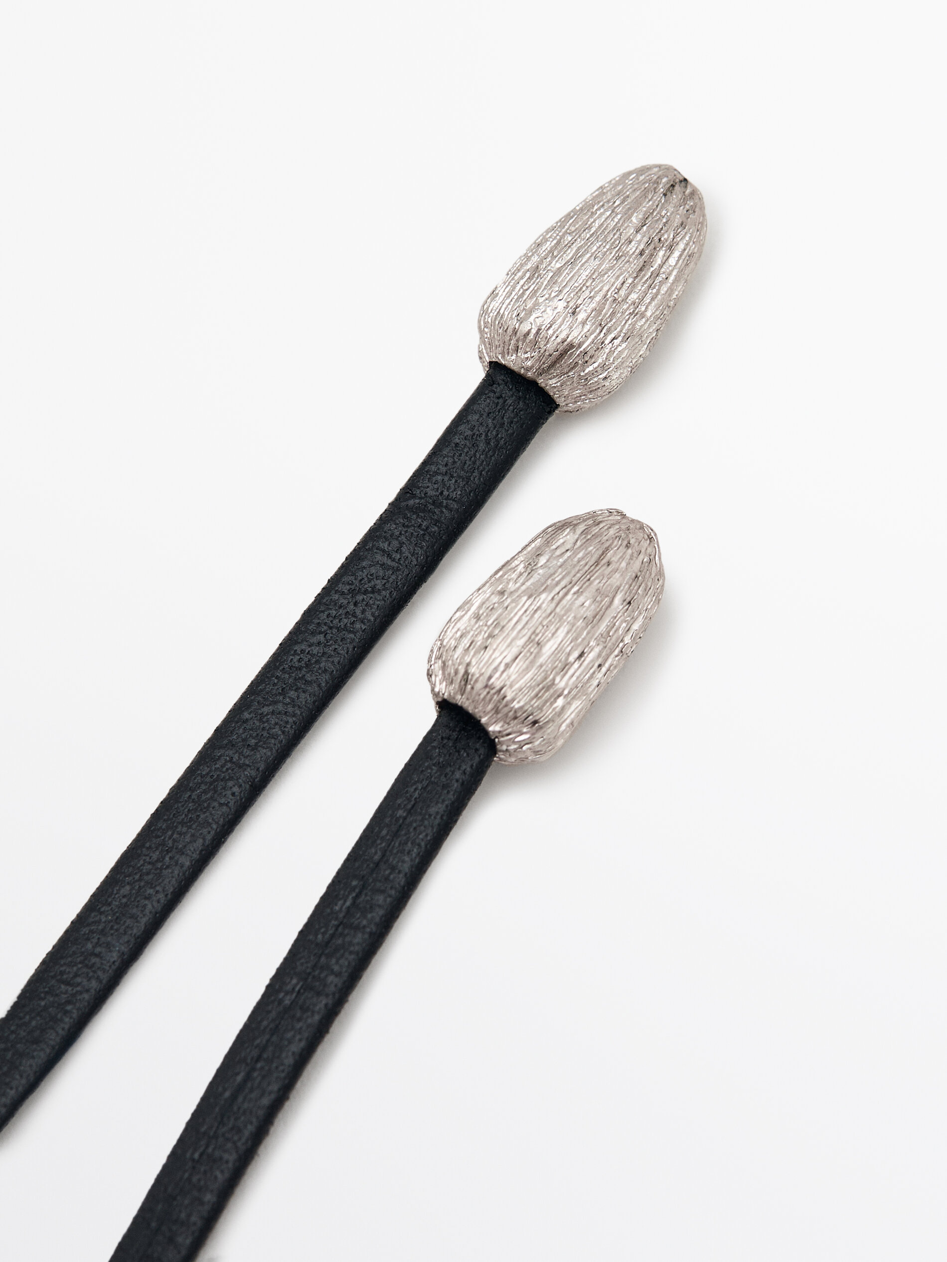 Collar Cordón Piel Pieza Textura · Plata · Accesorios Massimo Dutti
