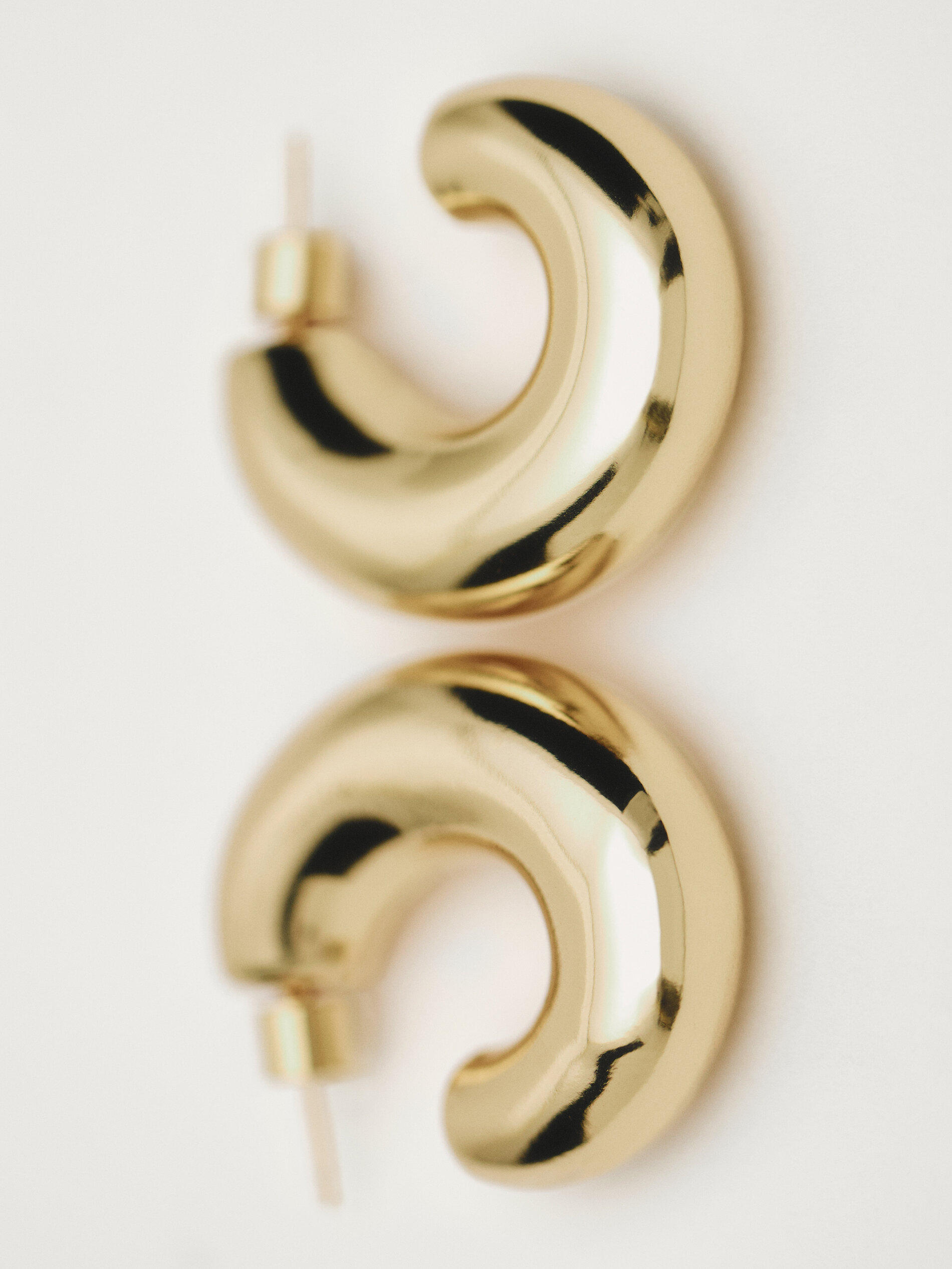 Curved hoop earrings · Golden · Accessories | Massimo Dutti
