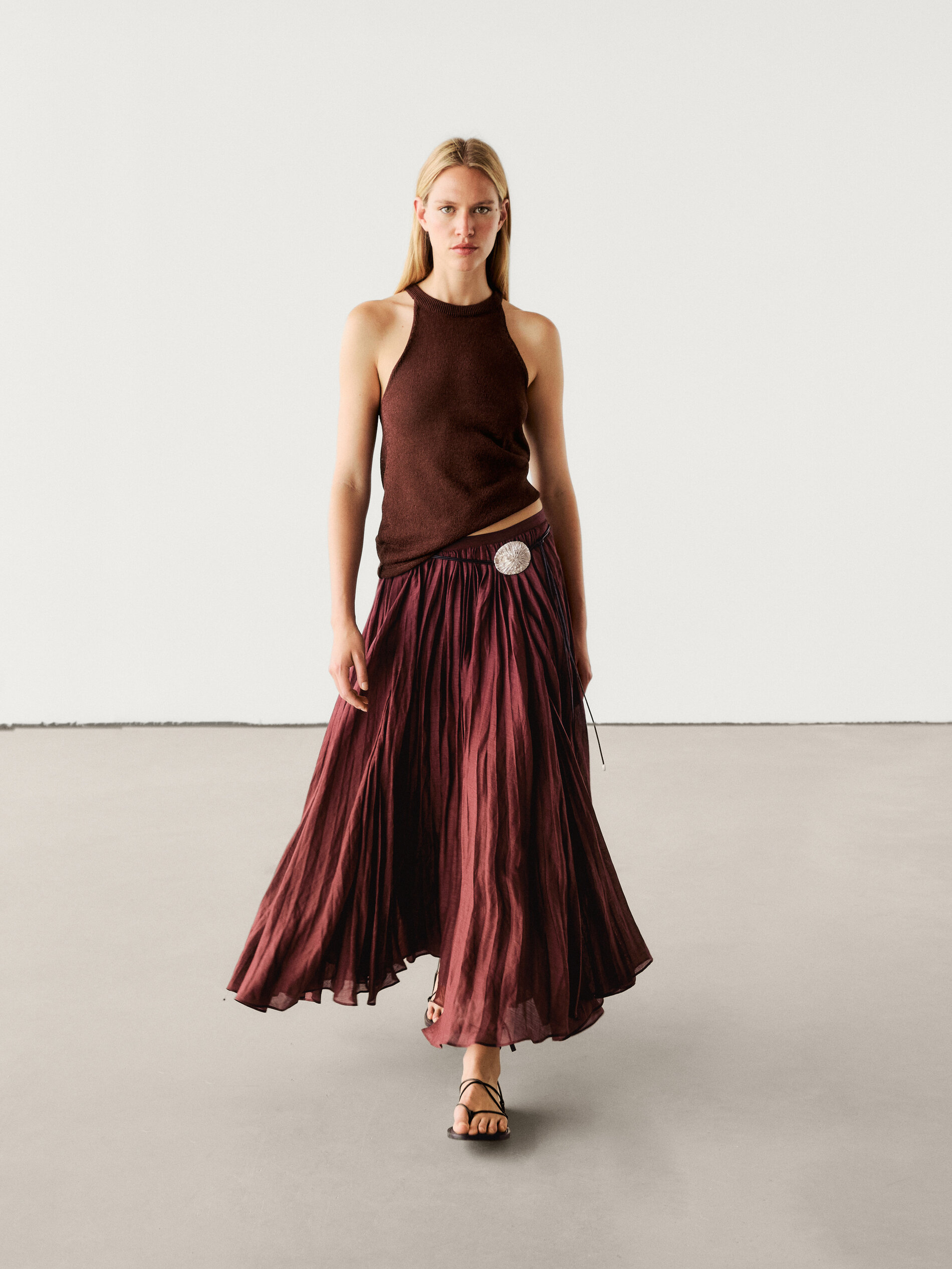 Pleated ramie midi skirt · Burgundy · Smart / Skirts | Massimo Dutti
