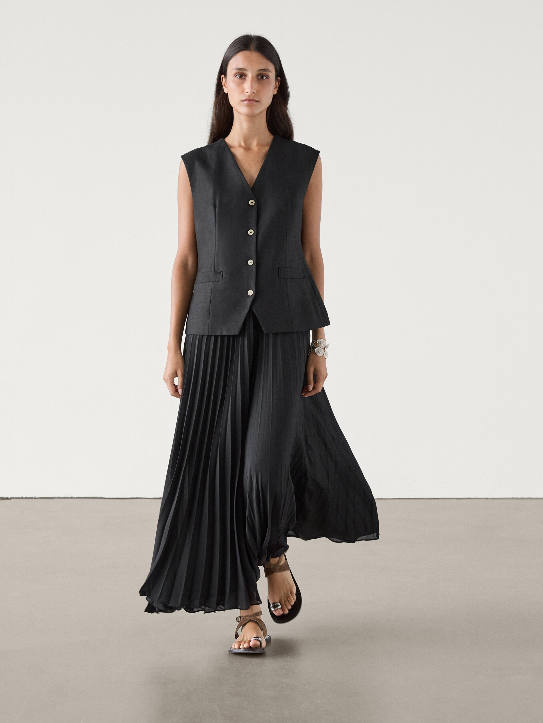 Długa plisowana sukienka o fasonie kamizelki - Massimo Dutti Polska