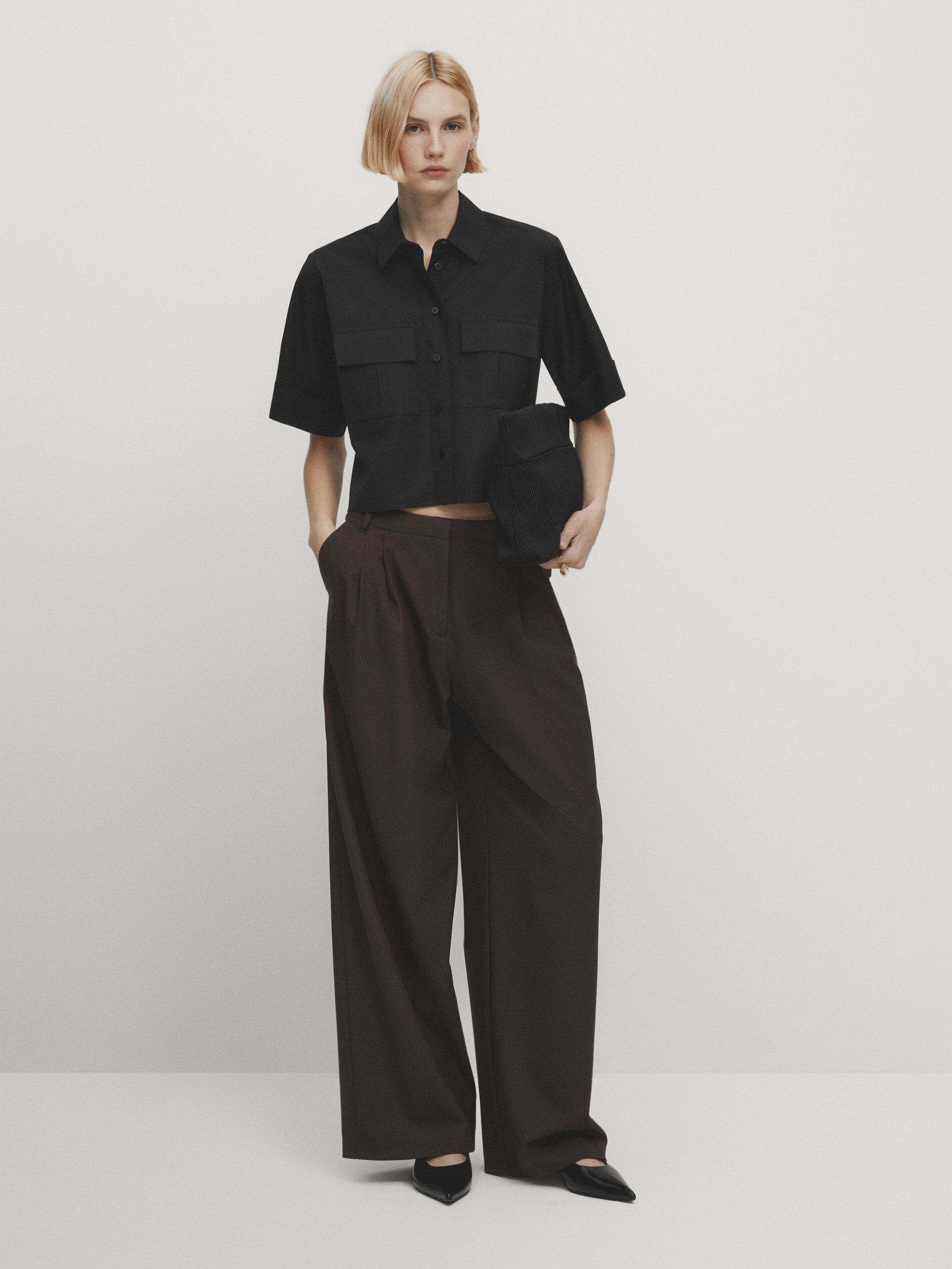 بنطلون بساق عريضة وبنسات - Studio · كريمي · Dressy | Massimo Dutti