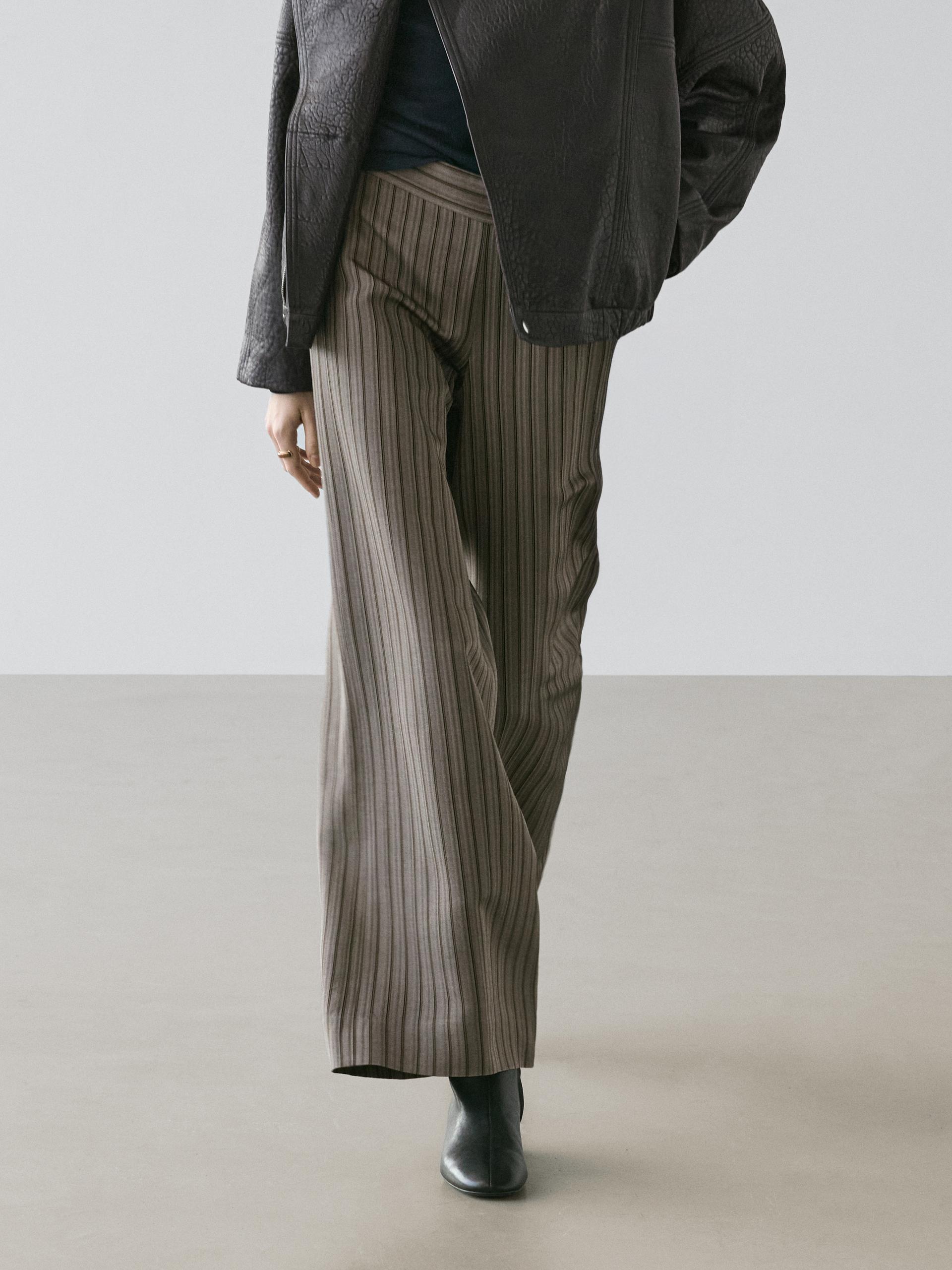 Wide-leg trousers with stripe detail · สีเทา · Trousers | Massimo Dutti