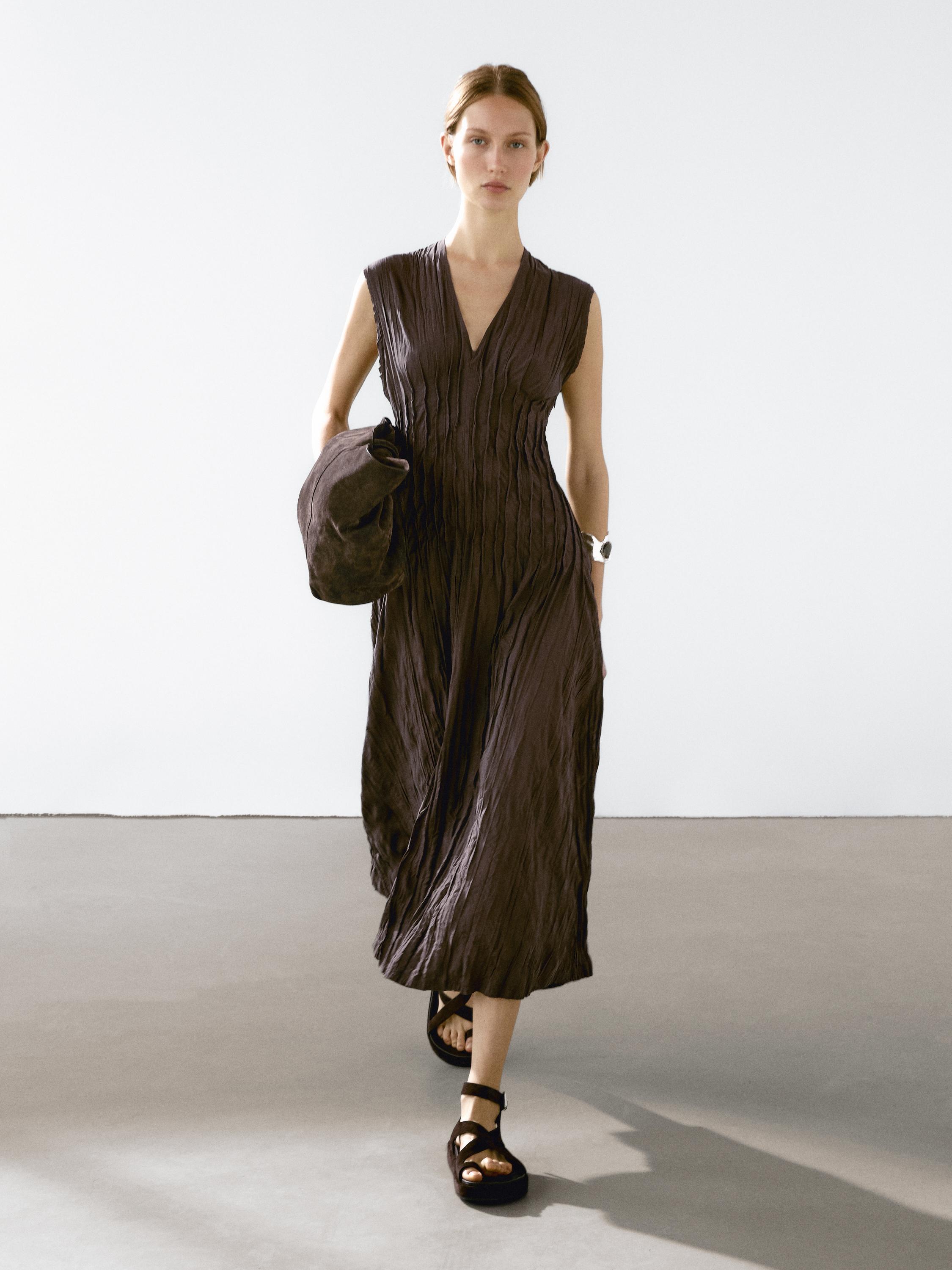 Robe midi fluide plissée · Chocolat · Habillé / Robes Et Combinaisons | Massimo Dutti