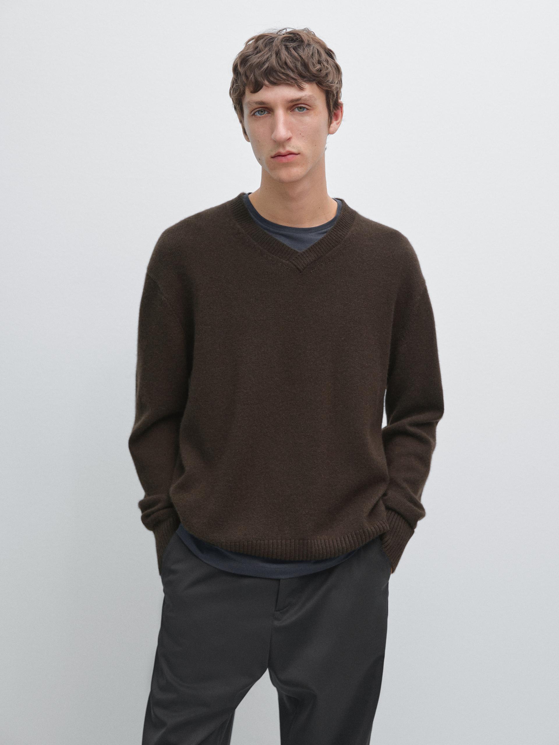 Pull col V en maille de cachemire · Chocolat · Pulls | Massimo Dutti
