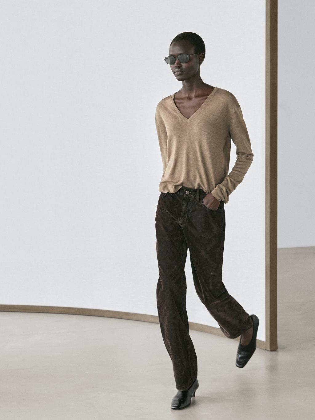 Quần bò cạp thấp, ống suông, có họa tiết nhung nổi · Kaki · Trousers ...