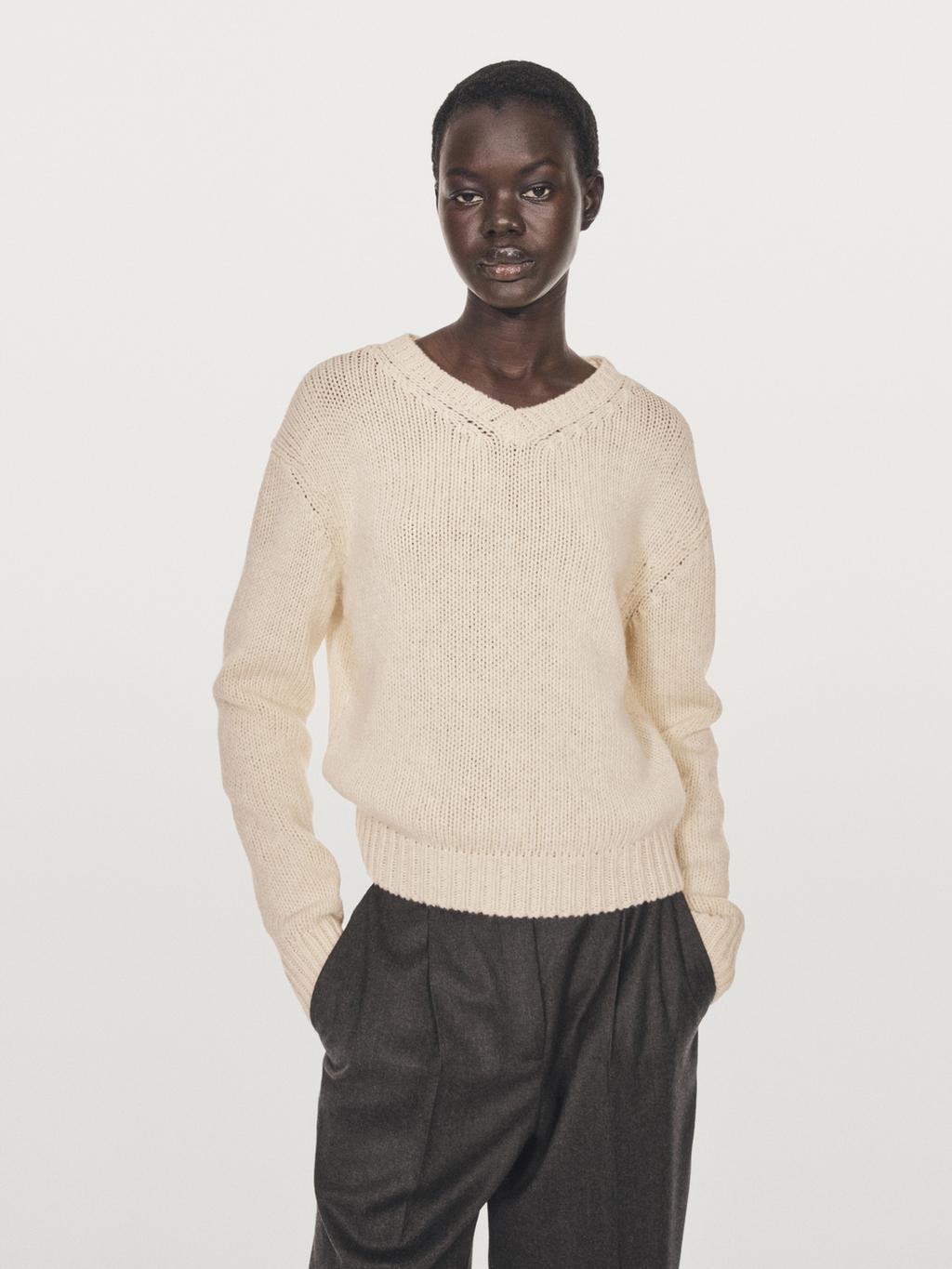 Wool V-neck knit sweater · Cream · Sweaters | Massimo Dutti