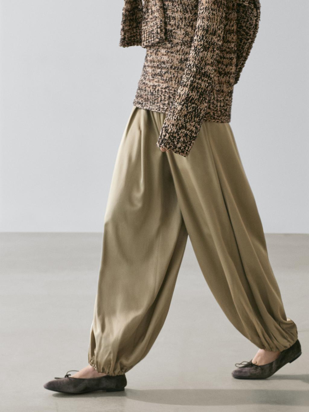 Pantalón satinado balloon · Beige, Azul Oscuro · Pantalón | Massimo Dutti