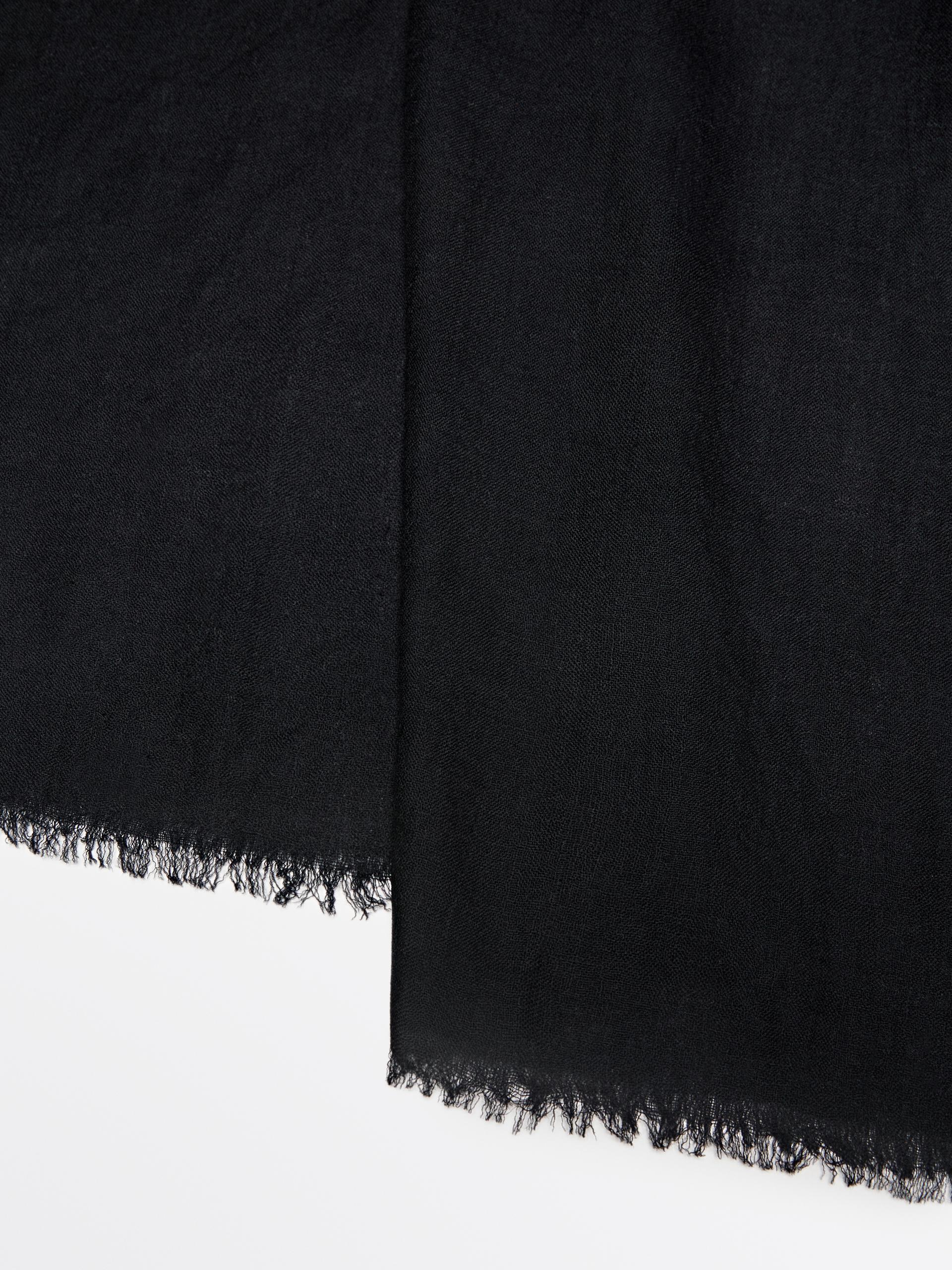 Tynt, lett skjerf i 100 % ull · Marineblå, Grå, Vinrød · Skjerf ...