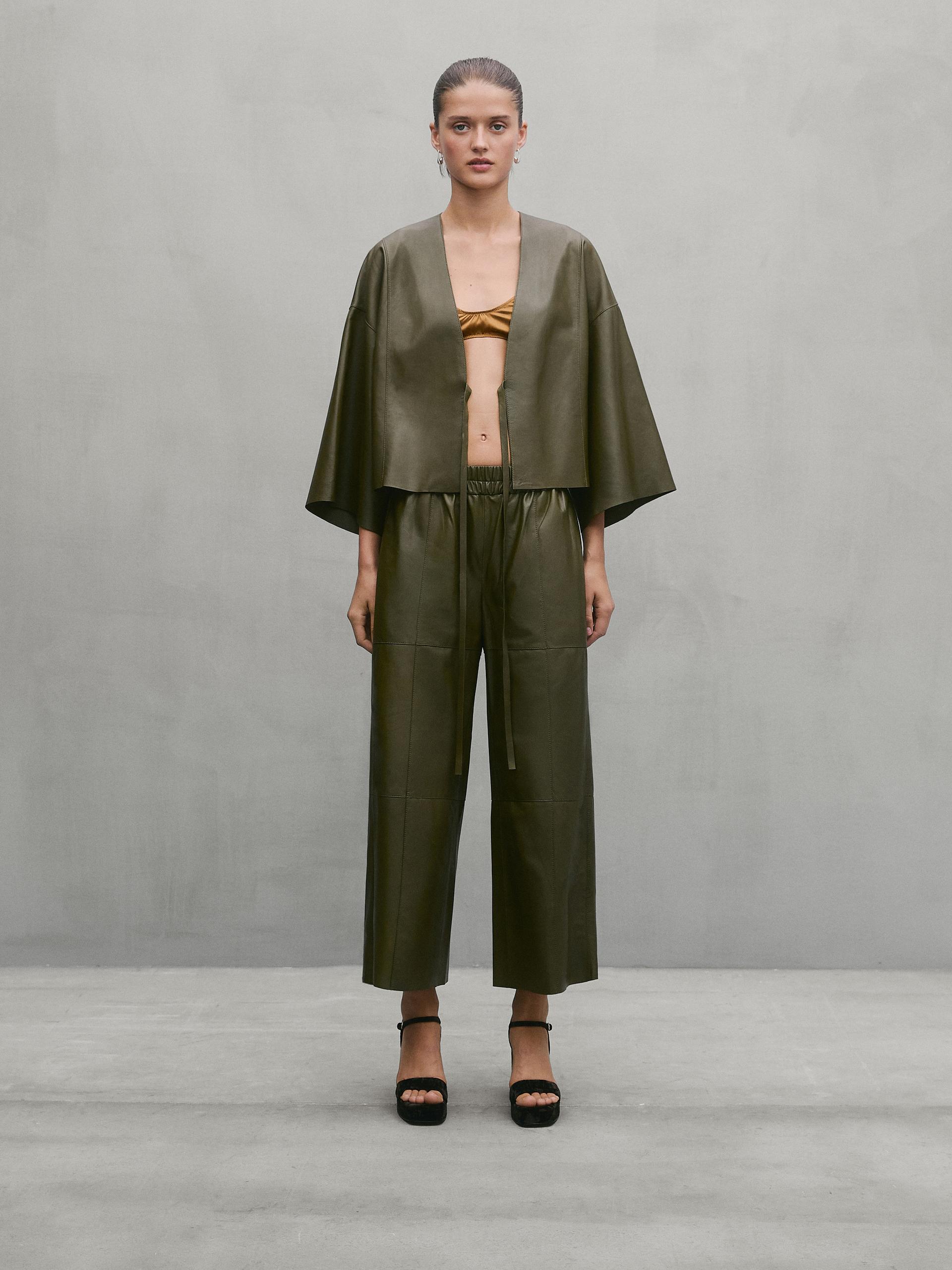 Veste courte en cuir avec coutures marquées - Studio · Kaki · Jupes | Massimo Dutti