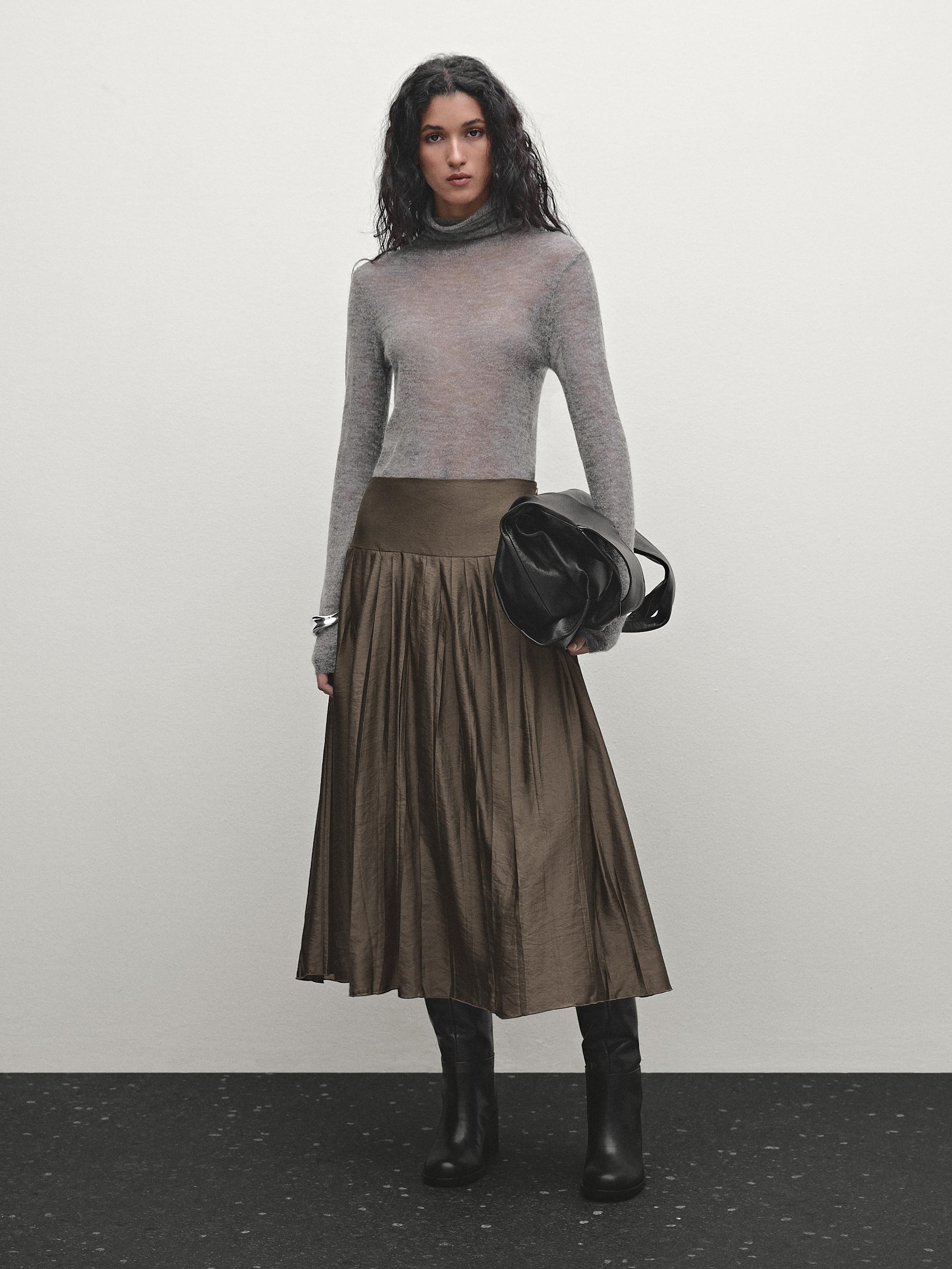 Flowing box pleat midi skirt · Khaki · Smart / Skirts | Massimo Dutti