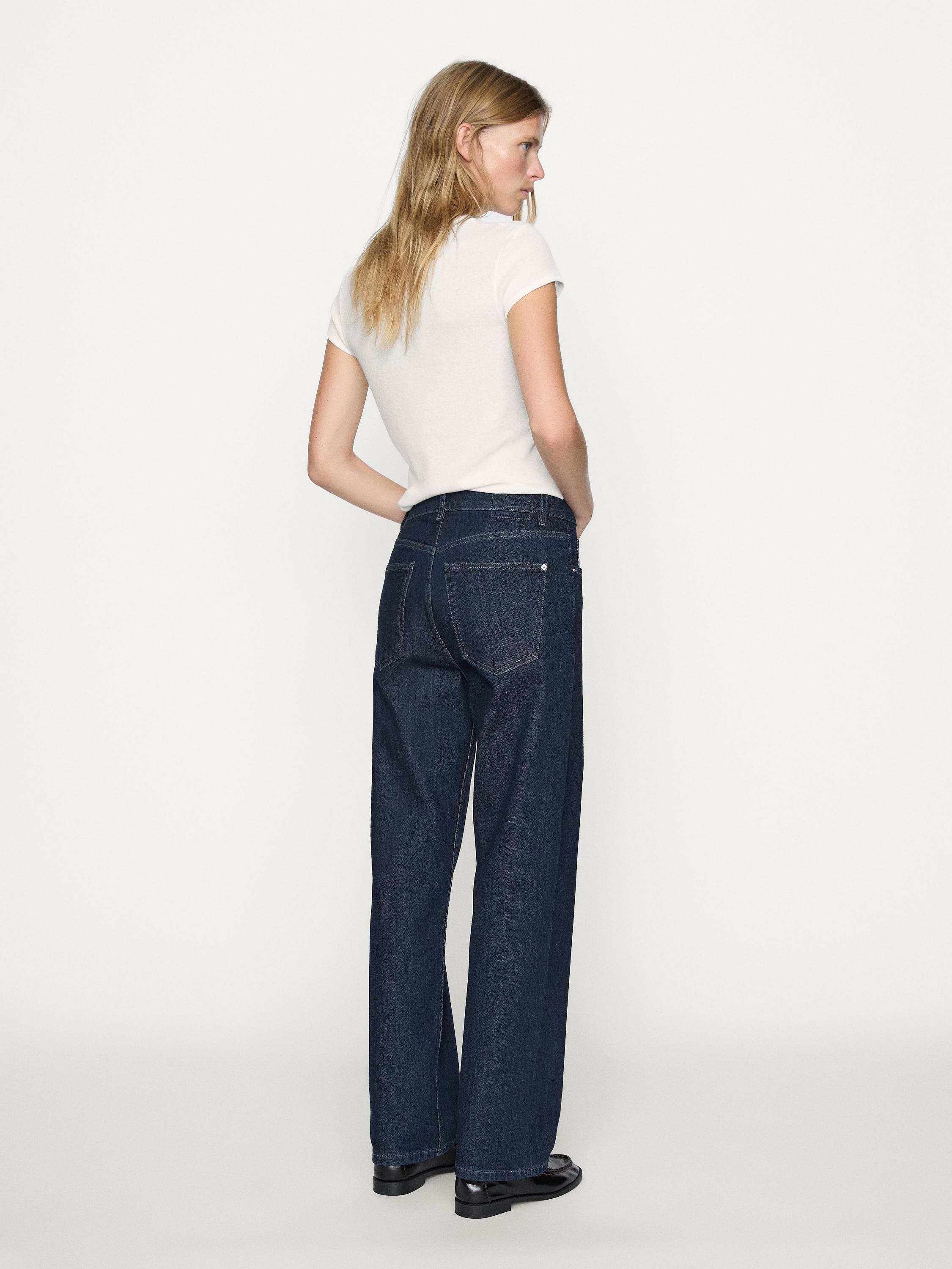 Mid-rise straight-leg comfort jeans