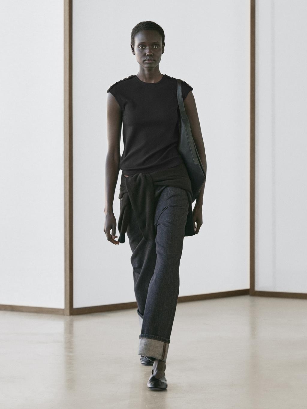 Camiseta manga caída detalle botones · Negro · Circular | Massimo Dutti